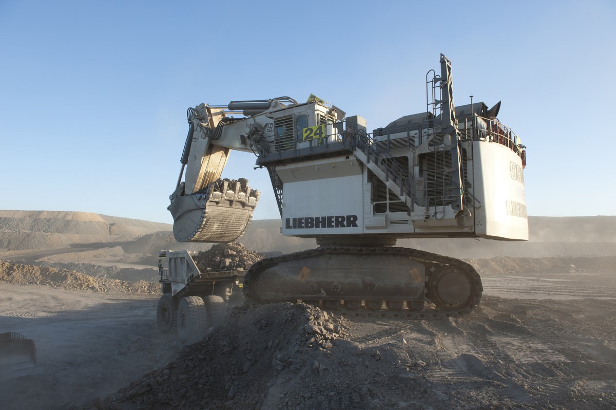 The 4,108-piece model of the R 9800 excavator: the result of the ...