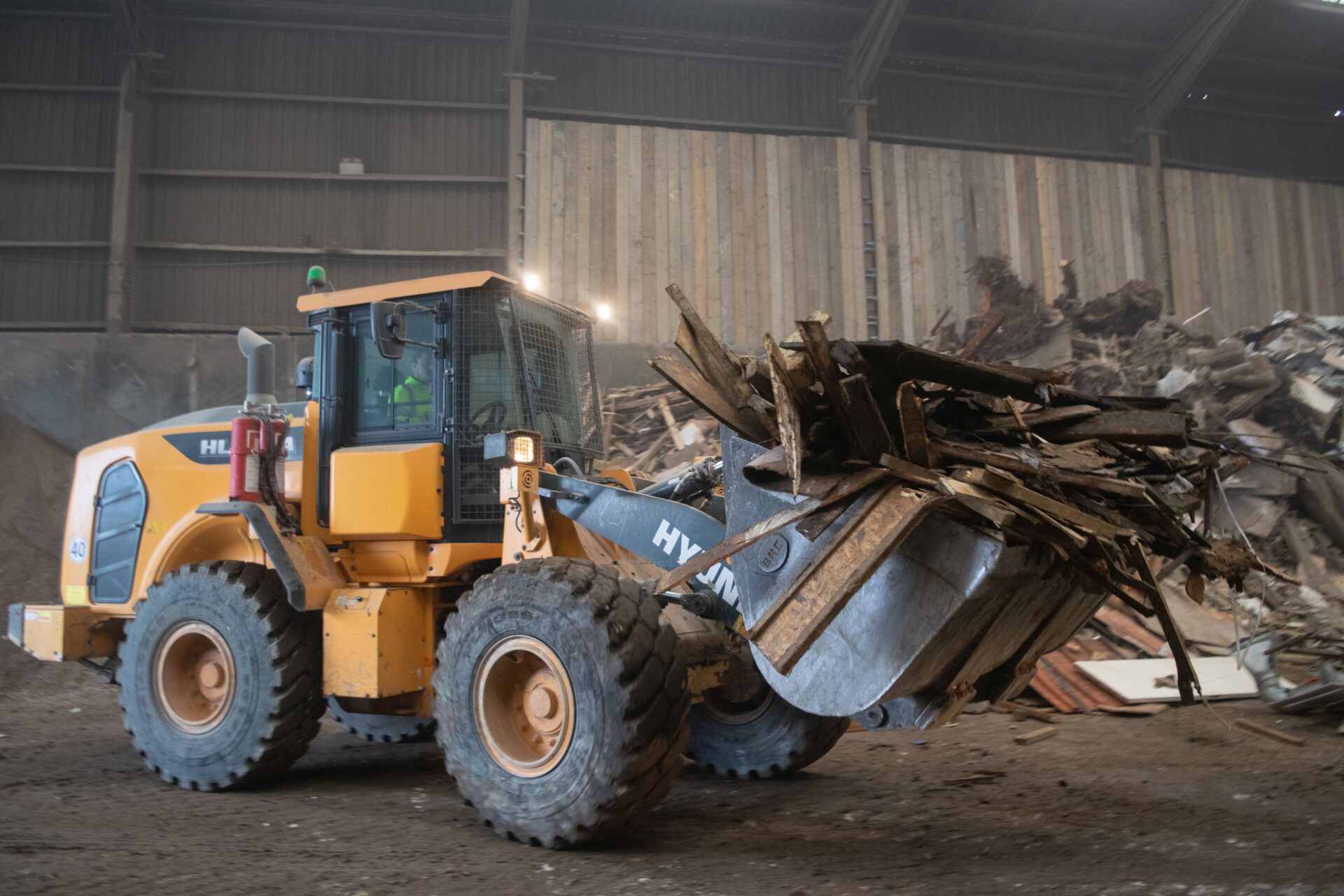[Job Story] Reston Waste Management Invests on the New HL940A Hyundai ...