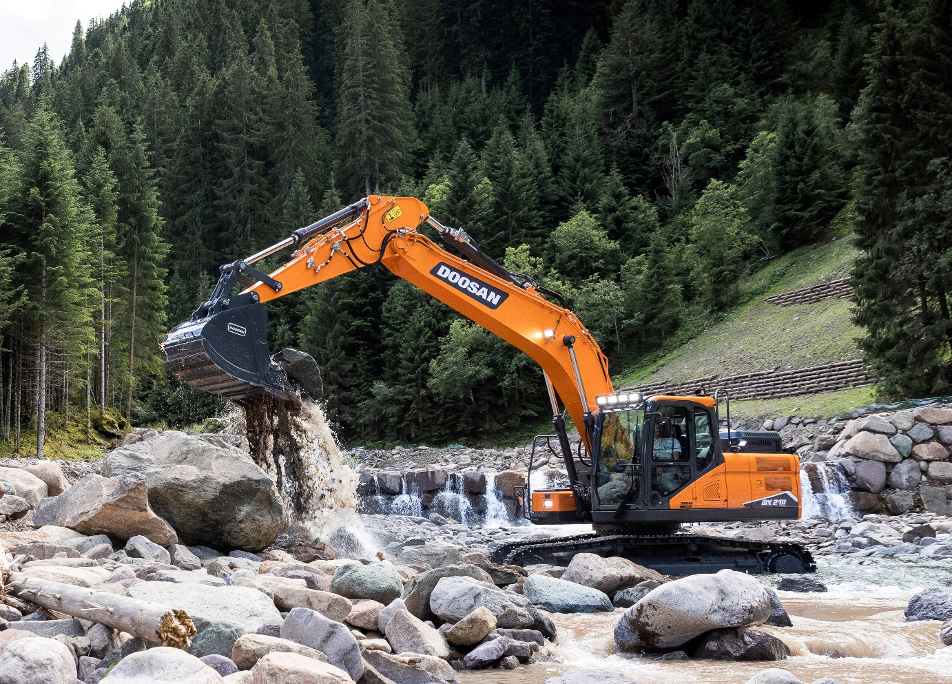 Doosan Launches Expands the Range with Three New 21-Tonne Crawler ...