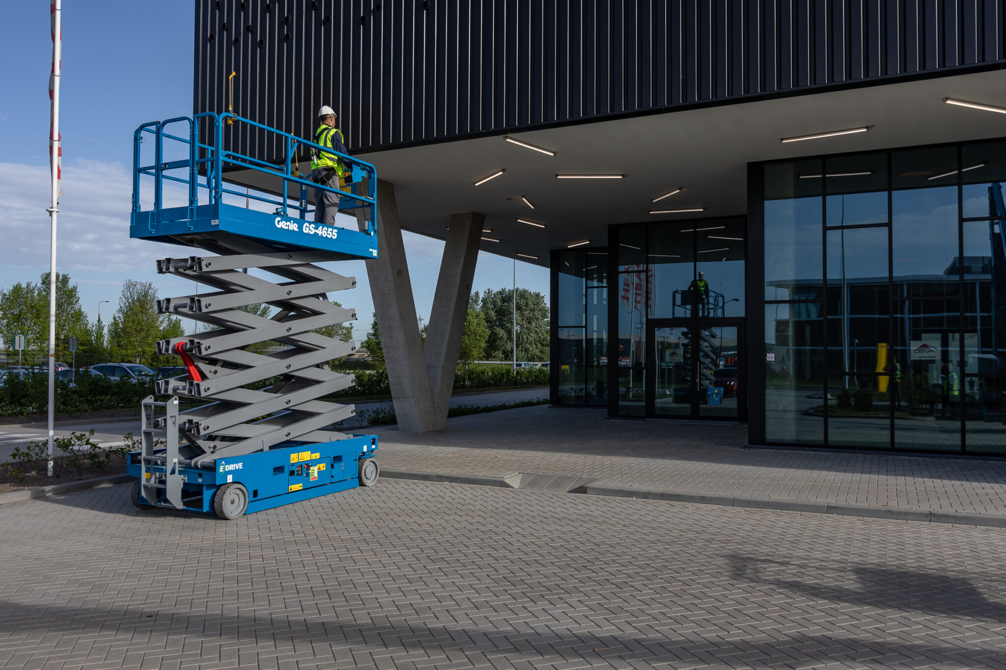 Genie Offers Electric and Hybrid Solutions for Scissor and Boom Lifts ...