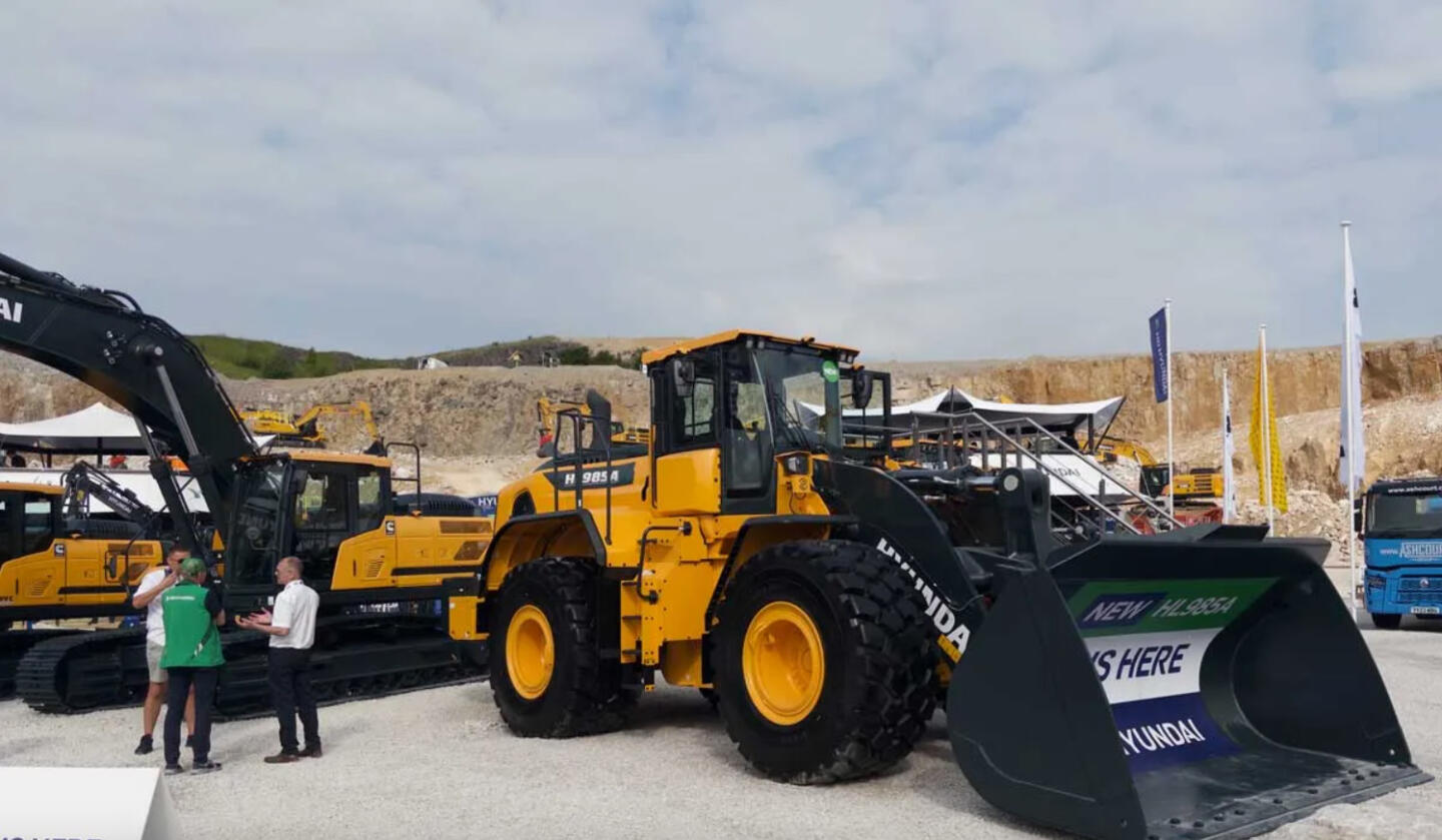 Hyundai Unveils Its Largest Loader and Two 80 and 100-Tonne Excavators ...