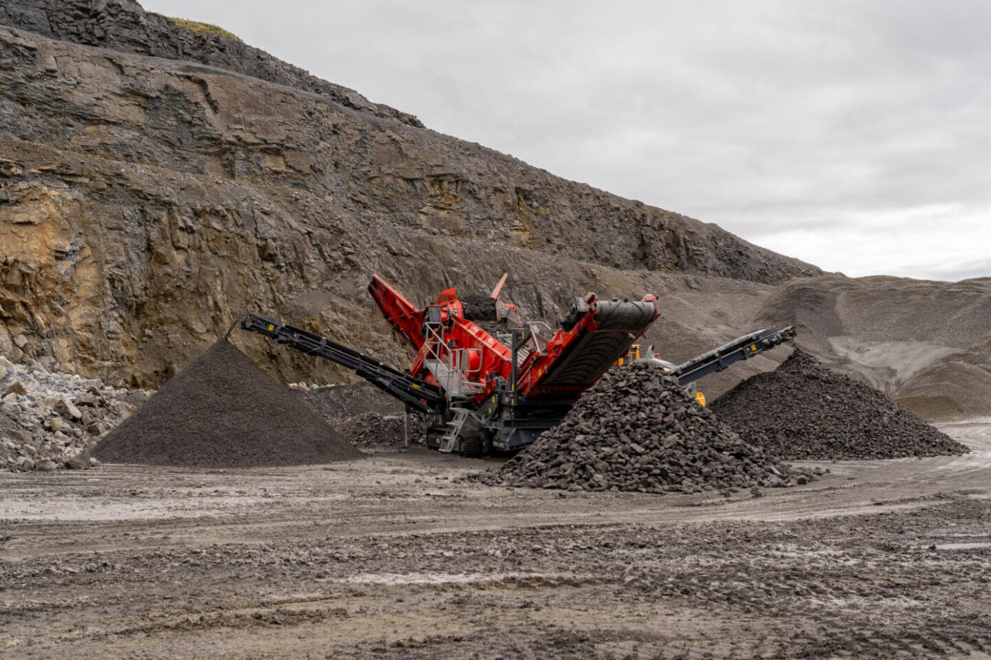 Terex Finlay Goes Electric With the New Finlay 883+ Electric Scalper ...