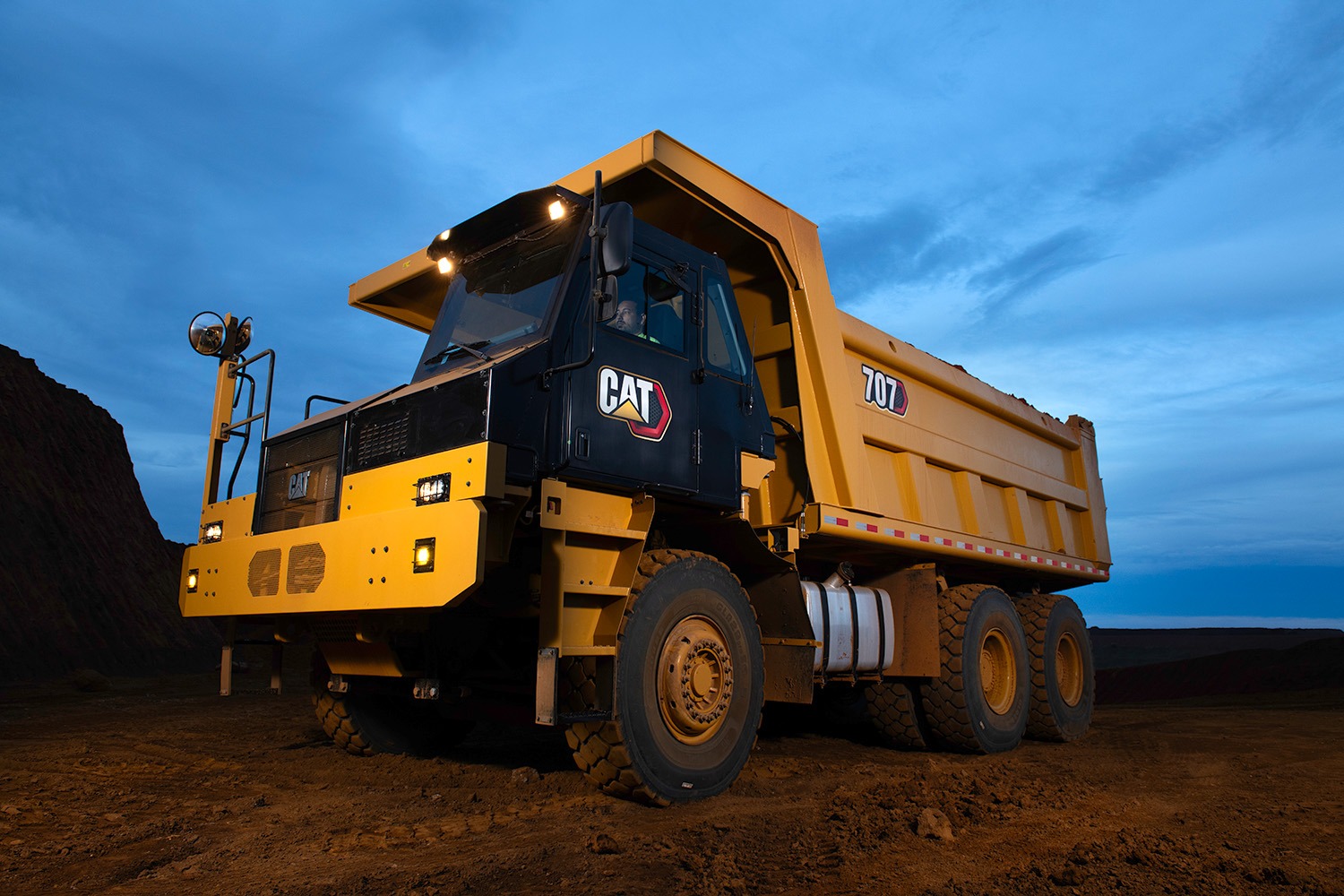 Caterpillar Launches the New Cat 707 Wide Body Truck - Machinery Asia ...